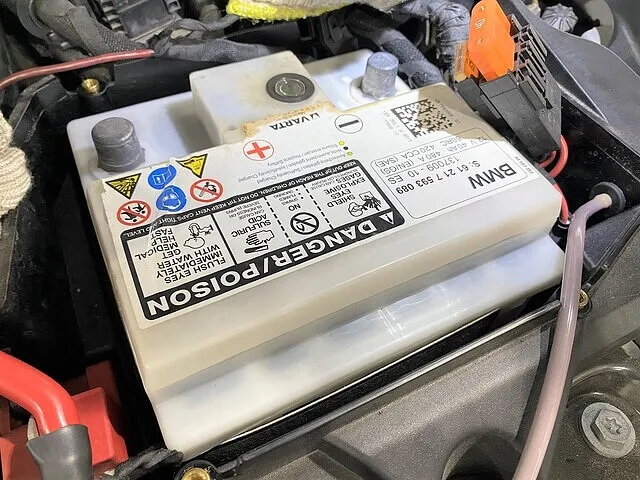 BMW 330e サブバッテリー持ち込み交換 DLA-8E20